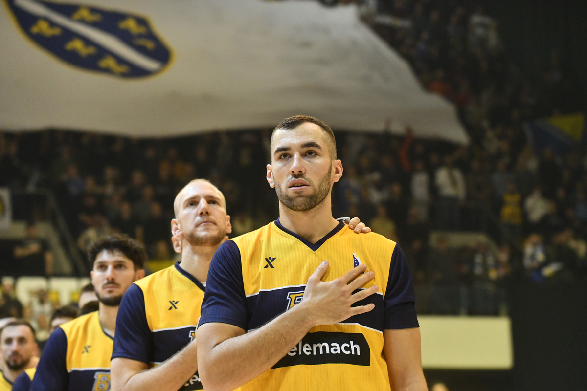 Kenan Kamenjaš pred potpisom