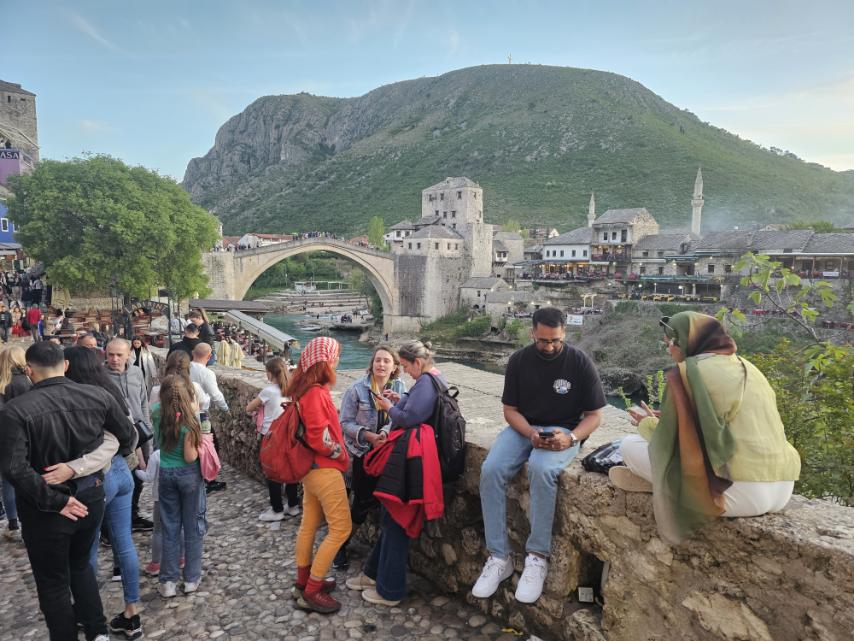 Mostar ovog vikenda preplavljen turistima, krcati restorani i puni ...