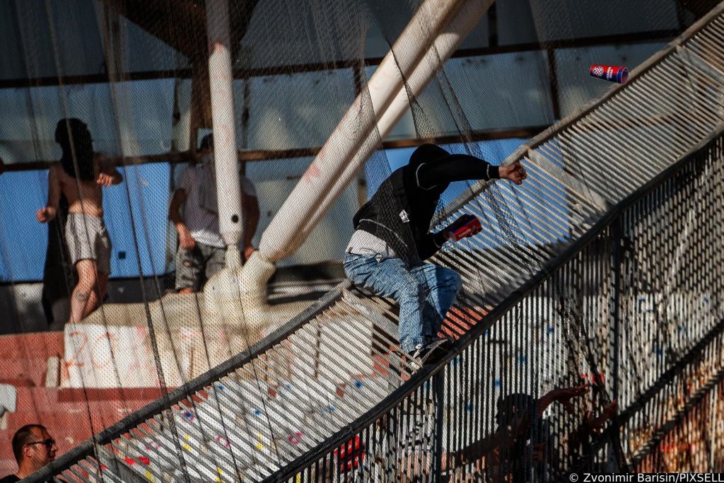 Split na nogama: Razočarani navijači Hajduka u sukobu sa policijom ...