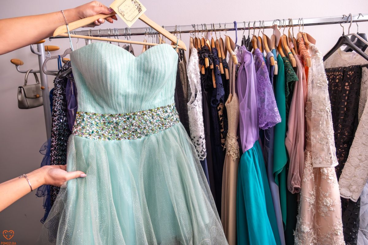 Ususret maturama, Pomozi.ba nastavlja projekat: Svečana odjeća za mlade iz socijalno ugroženih ...