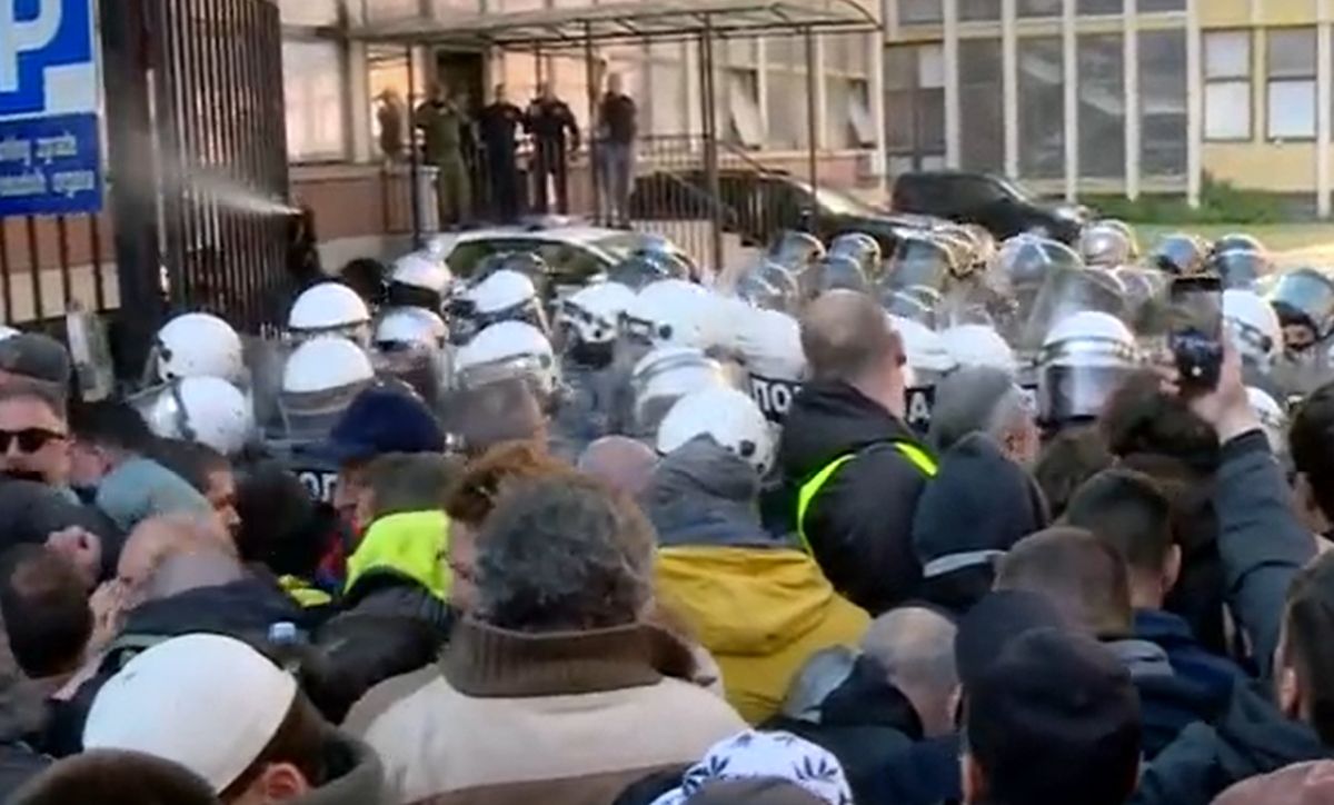 Nemoj na goloruk narod, šta to radite: Studenti i građani blokirali ulaz u sud u Novom Sadu ...