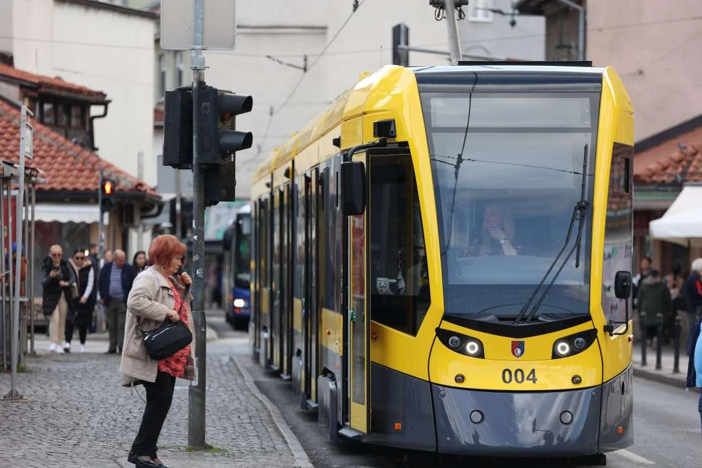 Tramvaji stajali zbog udesa na šinama na dionici Baščaršija - Katedrala