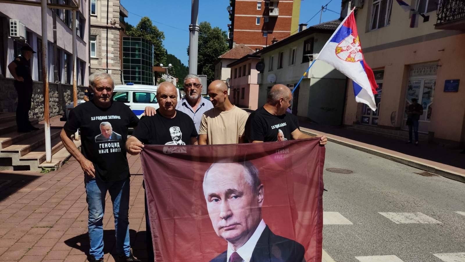 Vojin Pavlović u majici s likom Draže Mihailovića ponovo na skupu gdje ...