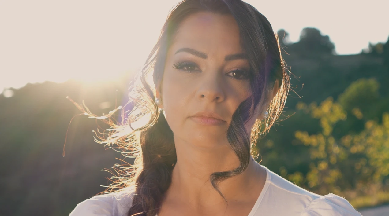 Aldijana Tuzlak - Bećar predstavlja "Ne mašem tugom": Pjesma u kojoj će ...