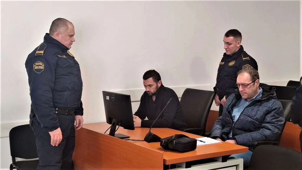 Na spavanju udavio suprugu i sina: Podignuta optužnica protiv Emira ...