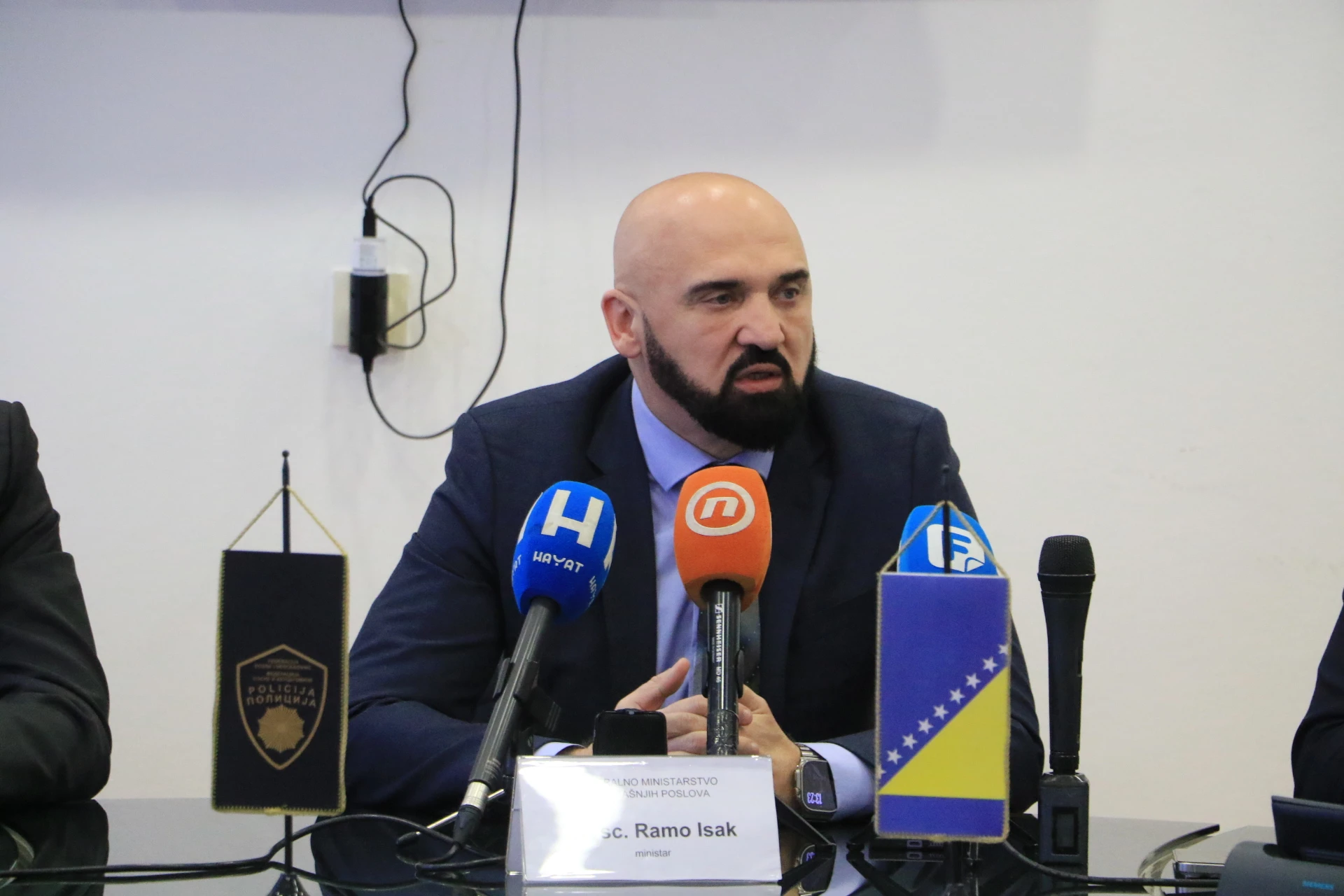 Ramo Isak poručio Dodiku da "pokupi prnje", a ruskom ambasadoru da je ...