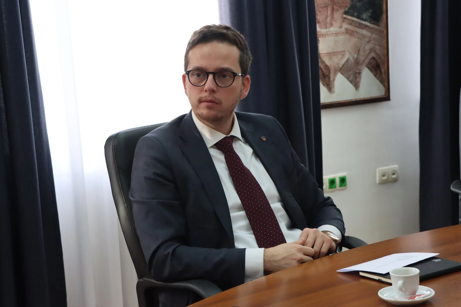 Nihad Uk zaposlio suprugu stranačkog kolege u svoj kabinet na plaću od 2.560 KM, ne vidi ništa ...