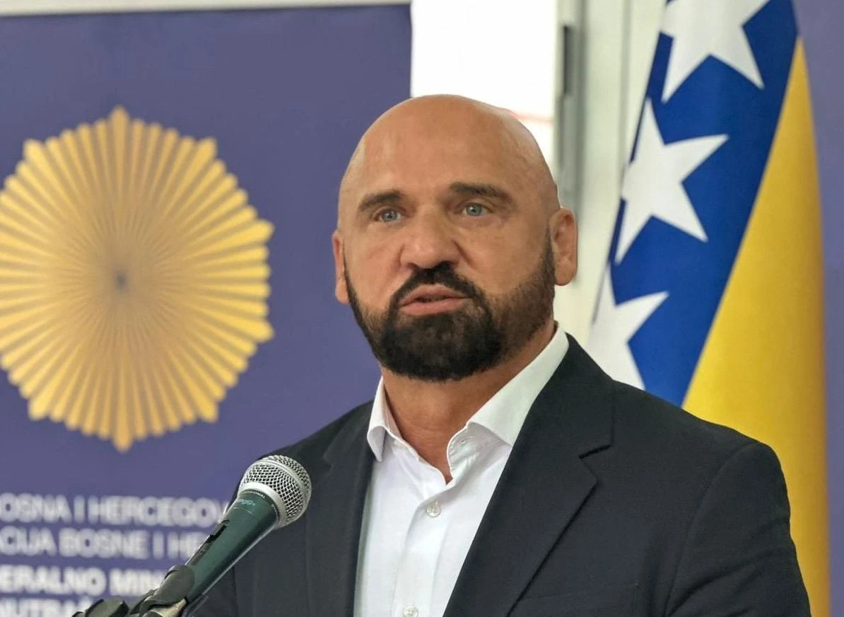 "Majka Srbija i svemirska vojska": I Ramo Isak ima poruku za Aleksandra ...