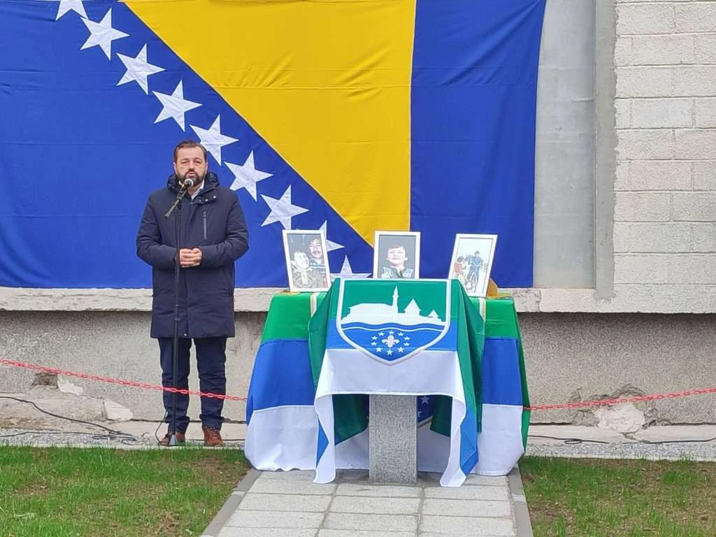 Tri decenije od avionske tragedije u Cazinu otkrivena spomen-ploča ...