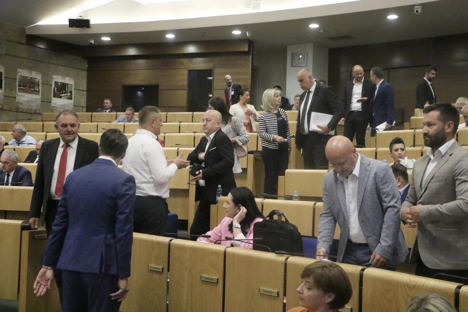Sjednica Doma naroda FBiH kasnila: Delegatima onemogućeno da ...