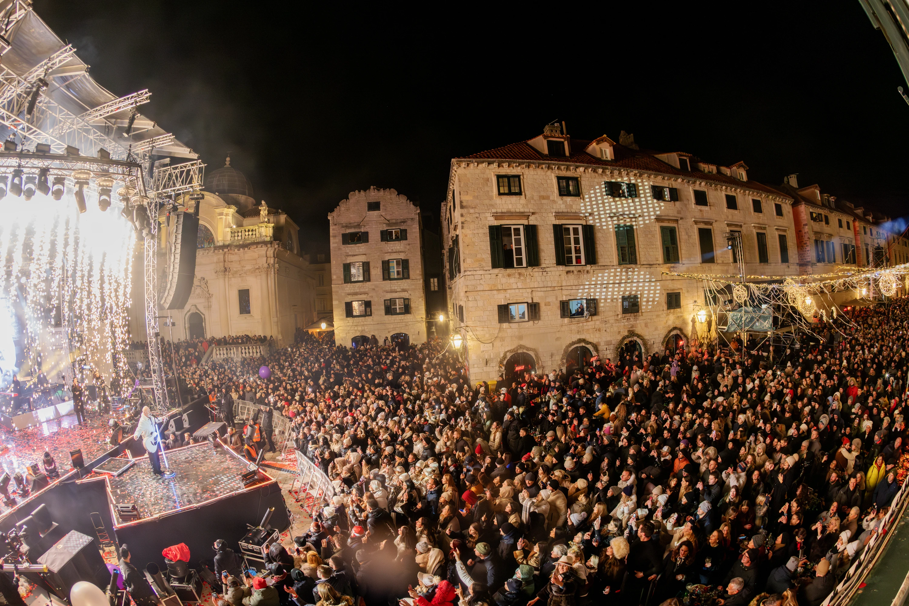Dubrovnik dočekao 2026. uz spektakl Dine Merlina, na Stradun se slilo ...