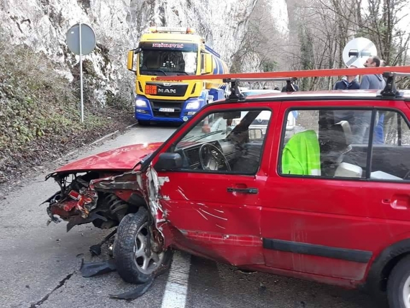 Sudar kamiona i automobila u kanjonu Une