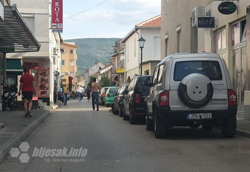 Neredi u centru Mostara, huligani divljali po Fejićevoj